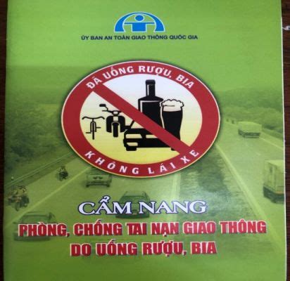 Phát tờ rơi tuyên truyền về giao thông đường bộ và Luật phòng chống