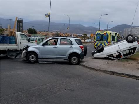 Tras colisión volcamiento de vehículo menor deja tres heridos en