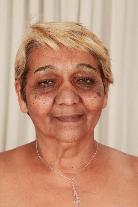 Oma mit riesigen natürlichen Titten Evika wartet auf einen großen