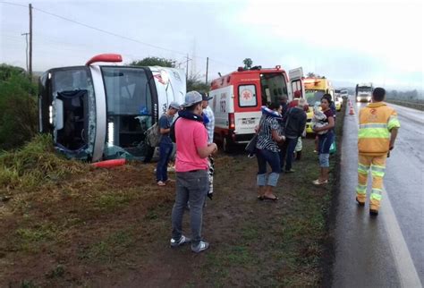 Ônibus mais de 20 pessoas tomba na BR 163 e deixa 2 feridos