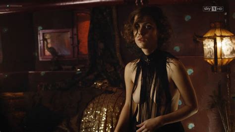 Liv Lisa Fries Nuda 30 Anni In Babylon Berlin
