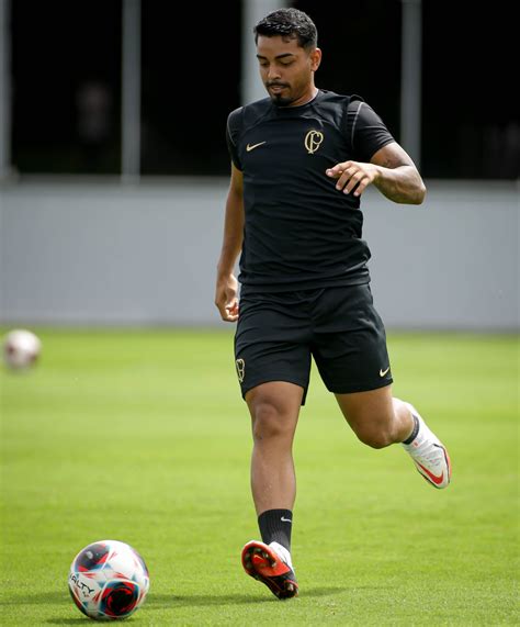 Versátil e ofensivo como o lateral esquerdo Matheus Bidu pode se