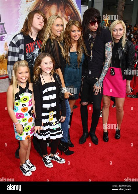 Miley Cyrus con papá Billy Ray Cyrus Hannah Montana Premiere en el