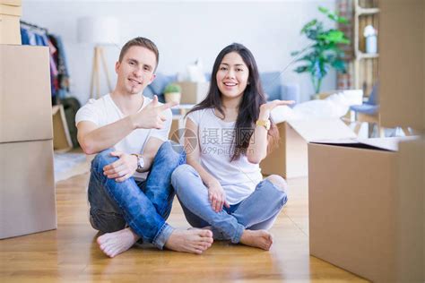 年轻漂亮的夫妇坐在新家的地板上高清图片下载 正版图片504385315 摄图网