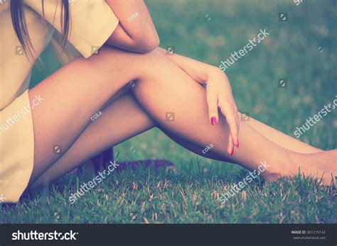 Piernas Femeninas Descalzos En Colores Retro Foto De Stock 301210142