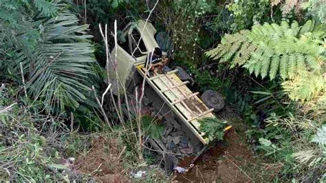 Tak Kuat Nanjak Truk Pengangkut Batu Terjun Ke Jurang Di Tasikmalaya