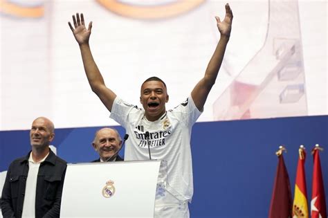 Mbappé en el momento del famoso 1 2 3 HALA MADRID Foto 16 de 32
