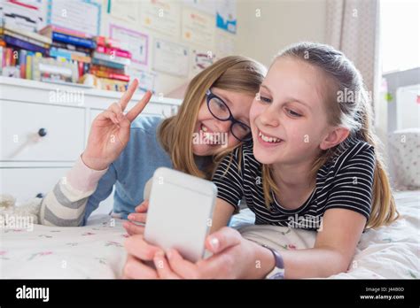 Deux Jeunes Filles Posant Pour Une Chambre En Selfies Photo Stock Alamy