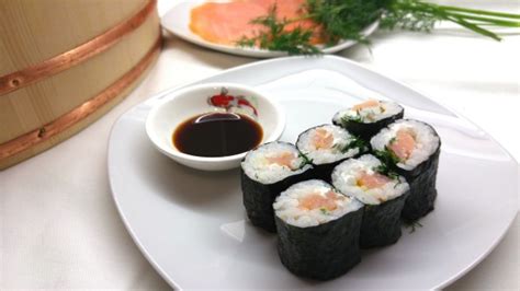Hoso Maki Sushi mit Räucherlachs Sushi Liebhaber