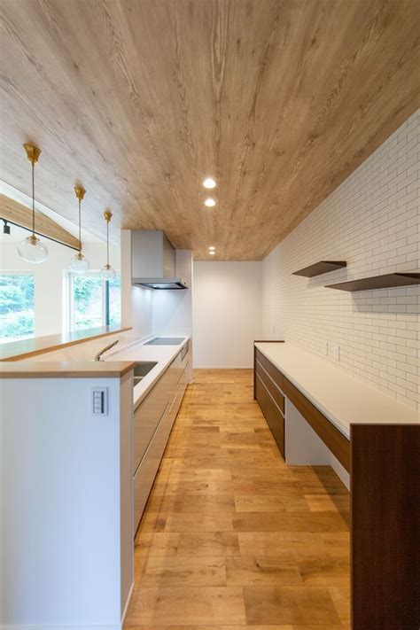 木目天井のキッチンスペースリビング勾配天井TOTOキッチン木目クロスkitchenモダンデザイン品番木の家福岡施工事例