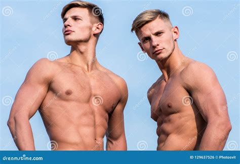 Gemelli Attraenti Fondo Nudo Del Cielo Del Supporto Del Torso Del Petto