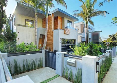 Contemporary Palm Tree House Exterior Decor