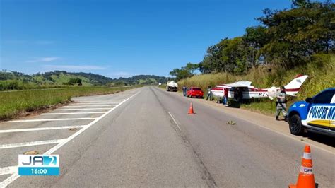 Vídeo Avião faz pouso forçado em rodovia de Goiás Goiás G1