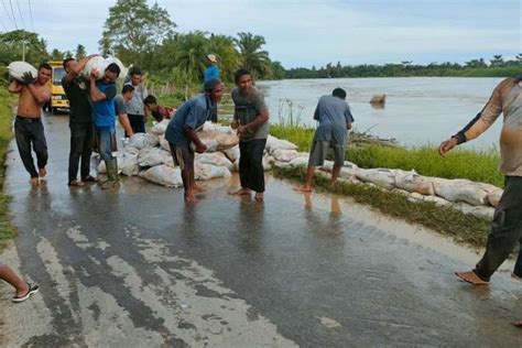 Pesisir Aceh Tamiang Dilanda Banjir Kiriman Warga Gotong Royong Bangun