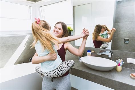 Madre bailando con hija en el baño Foto Gratis