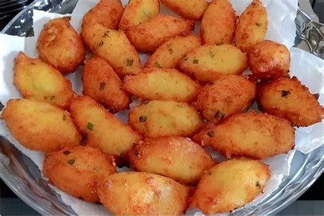 Bolinho de arroz arroz de ontem é muito fácil basta bater no