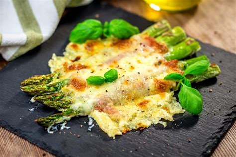 Gr Ner Spargel Mit Gouda Berbacken Aus Dem Ofen