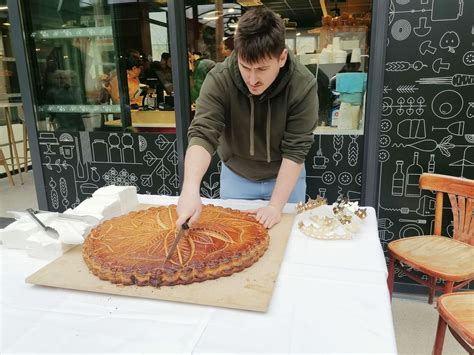 DIJON Le boulanger de la Cité de la gastronomie réalise une galette