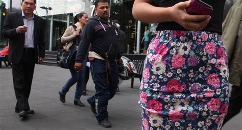 Reconocen Como Violencia Contra La Mujer Los Piropos Silbidos Y
