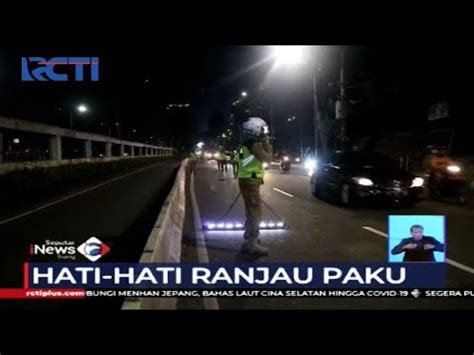 Waspada Ranjau Petugas Sapu Bersihkan Paku Di Jalan Raya Jakarta