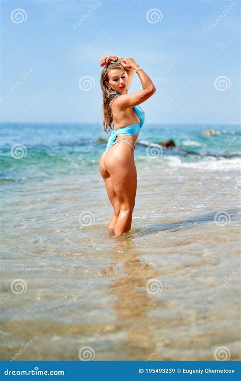 Cuerpo De Mujeres Hermosas En Bikini Sexy Sobre Fondo De Playa Imagen