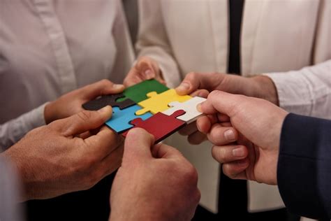 Trabajo en equipo de socios concepto de integración y puesta en marcha