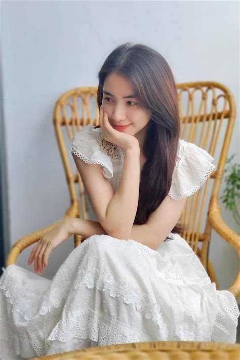 Hòa Minzy lộ bàn tay gân guốc khi diện trang phục dân tộc Thái Tin