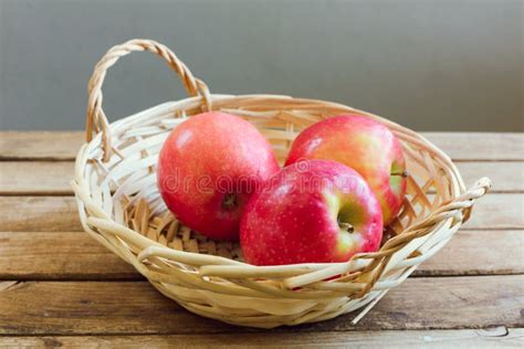 Manzanas Rojas En Cesta En Fondo De Madera De La Tabla De Cocina Imagen