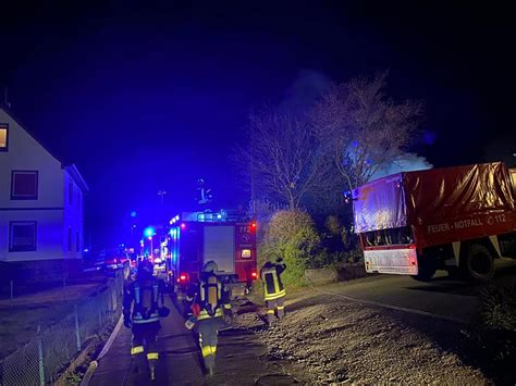 Gebäudebrand mit Menschenleben in Gefahr Feuerwehr Windeck
