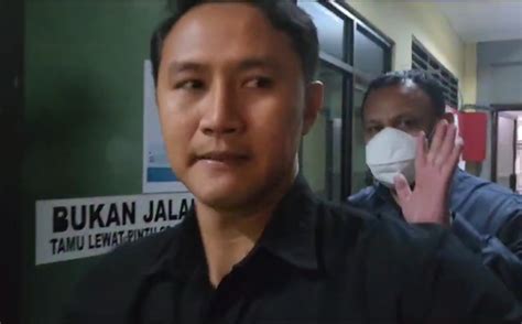 Ditkrimsus PMJ Sita Barang Bukti Di Apartemen Firli Bahuri