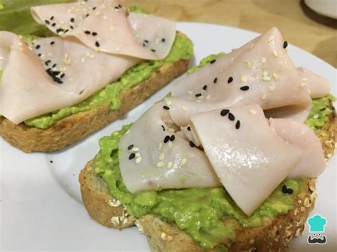 Tostadas de aguacate y pavo Súper saludables