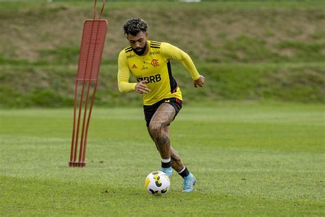 Gabigol inicia transição no campo e Flamengo volta aos treinos no