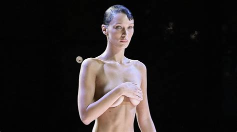 Bella Hadid le mannequin débarque complètement nu sur le podium lors
