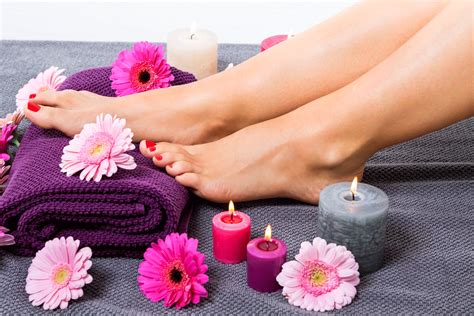 Consentimos tus manos y pies con una delicada exfoliación para retirar