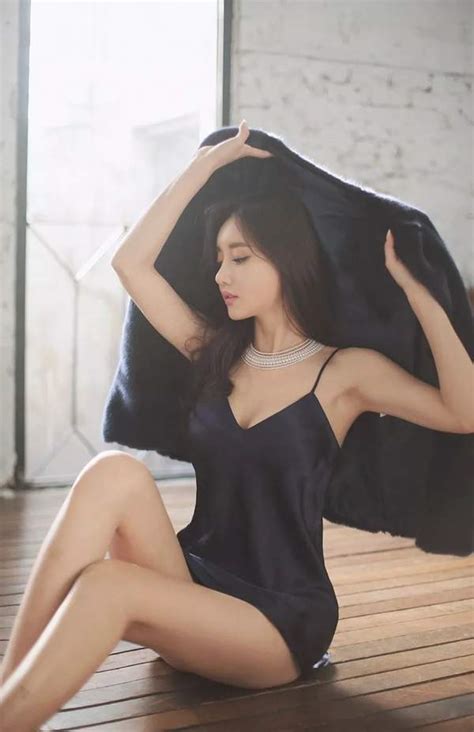 韩国最美网红女神福利照 黑丝长腿低胸装超诱惑 新浪游戏 手机新浪网