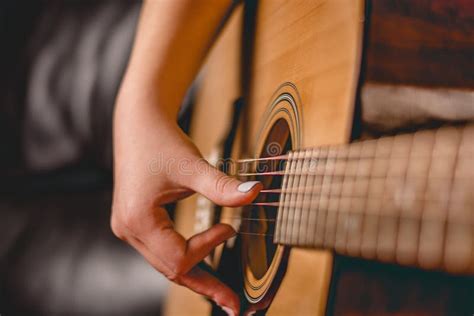 Mano Femenina Que Toca La Guitarra Acústica Imagen de archivo Imagen