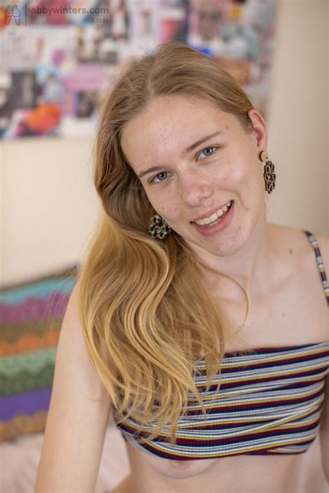 Den australske teenager Clara M viser sin behårede fisse frem i en