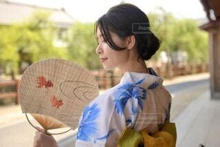 和室にてキャミソールでポーズをとる若く美しい女性の写真画像素材 4123926 Snapmartスナップマート