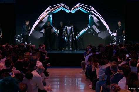 Elon Musk apresenta novo robô humanoide da Tesla veja fotos UOL