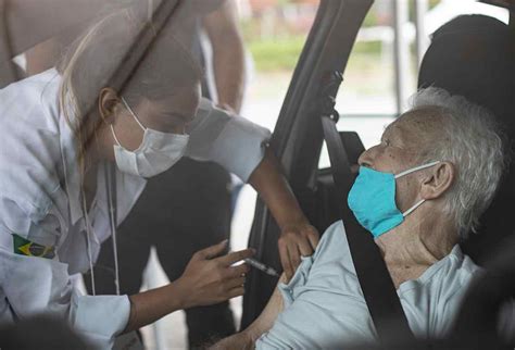 Idosos acima de 70 anos e imunossuprimidos graves serão os primeiros a