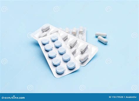Comprimidos Em Blisters Em Fundo Azul Foto De Stock Imagem De