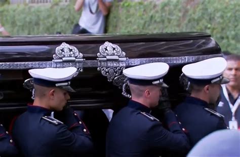 Corpo de Pelé é sepultado após cortejo pelas ruas de Santos JD1 Notícias