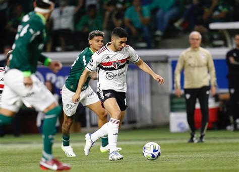 São Paulo domina o Palmeiras ganha de virada e vai às semifinais da