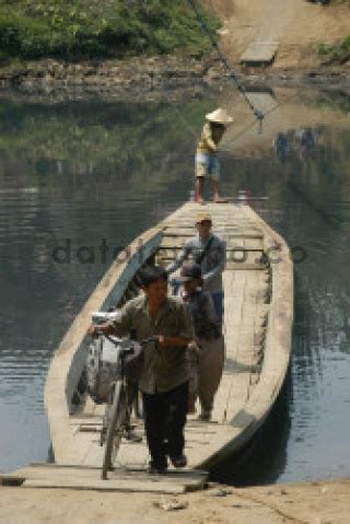 Ojek Perahu Di Sungai Cisadane DATATEMPO