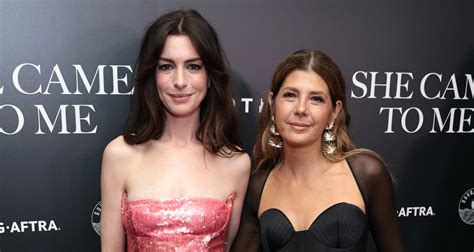 Anne Hathaway Marisa Tomei Pose Together At She Came Me Premiere In
