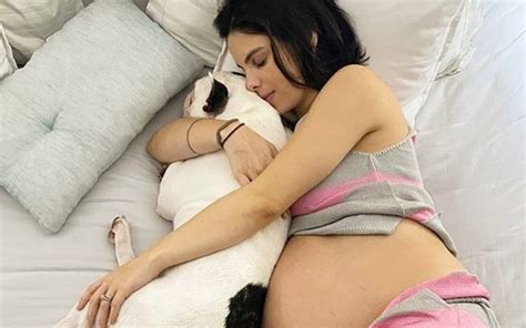 Grávida Sthefany Brito mostra barrigão em soneca cãozinho Quem