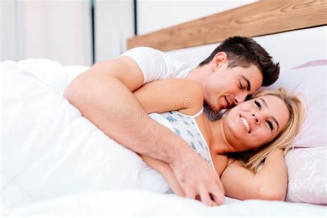 Pares Que Se Divierten En Cama Y La Sonrisa Foto De Archivo Imagen De