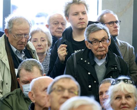 Pogrzeb Jerzego Urbana na Powązkach Krzyki i protesty na cmentarzu