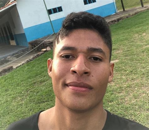 Jovem De Anos Morre Ap S Ser Esfaqueado E Espancado Garrafa Por