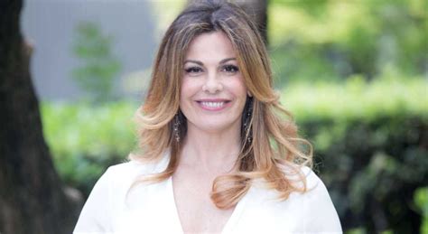 Vanessa Incontrada Mozzafiato In Bikini Arancione Un Tripudio Di